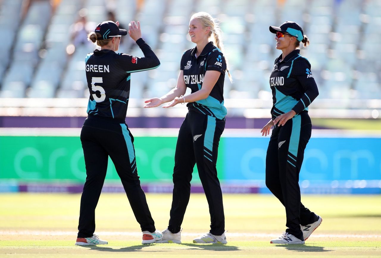 Hannah Rowe struck twice in her first two overs | ESPNcricinfo.com