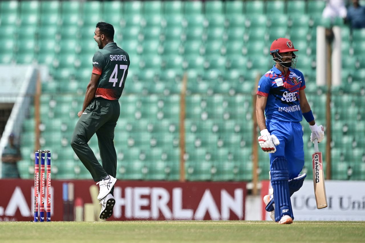 Shoriful Islam's new-ball spell was a cause of his team-mates' delight ...