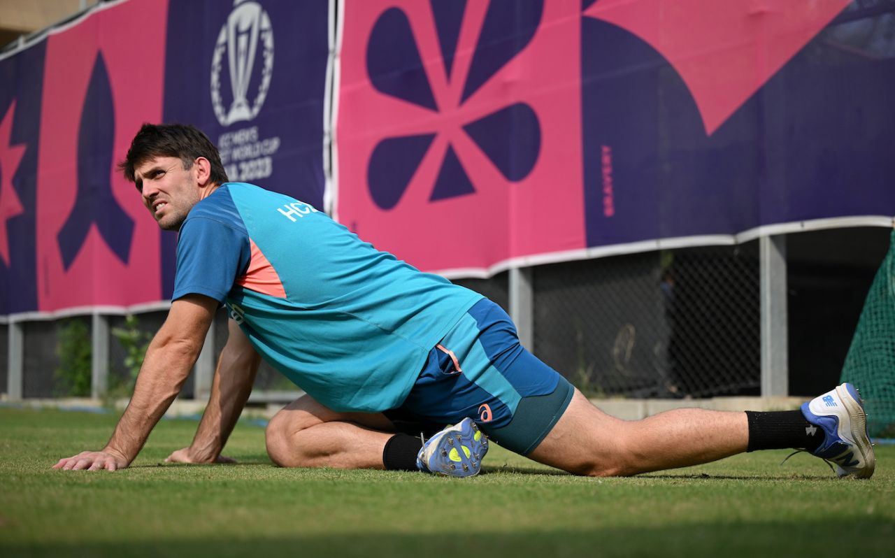 Mitchell Marsh does a stretch on the eve of the World Cup final ...