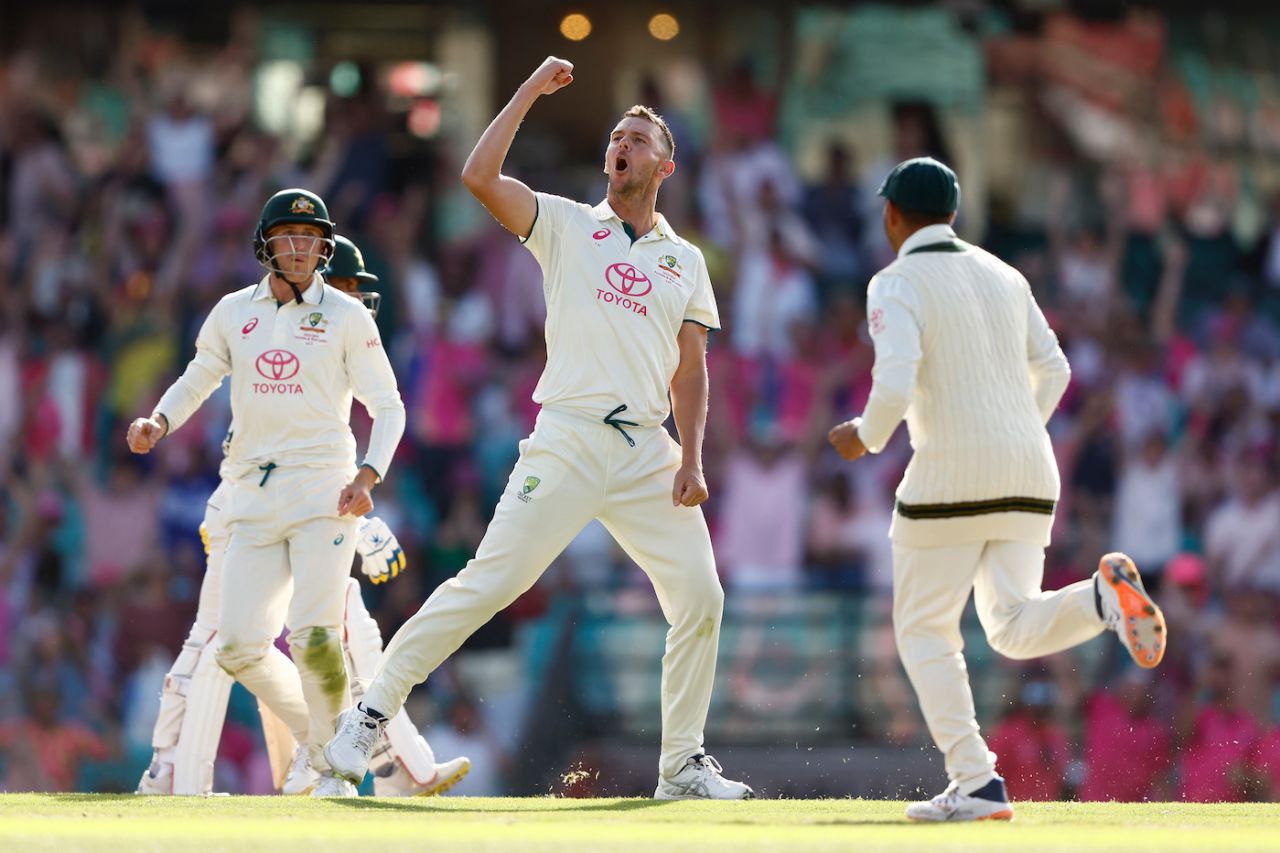 Josh Hazlewood rattled Pakistan with three wickets in an over ...
