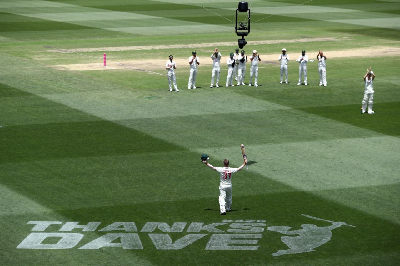 David Warner gets a standing ovation as he walks off in his farewell ...