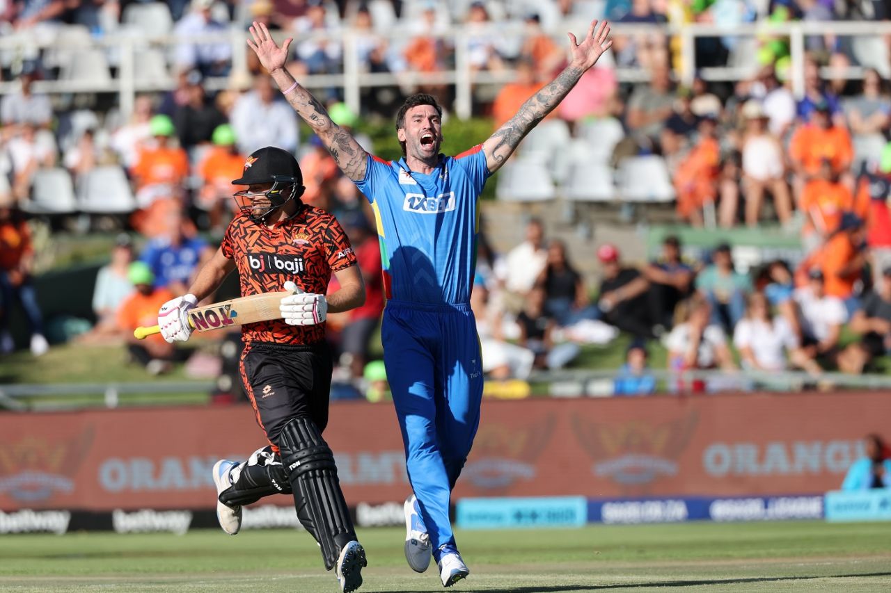 Reece Topley successfully appeals for lbw against Dawid Malan ...