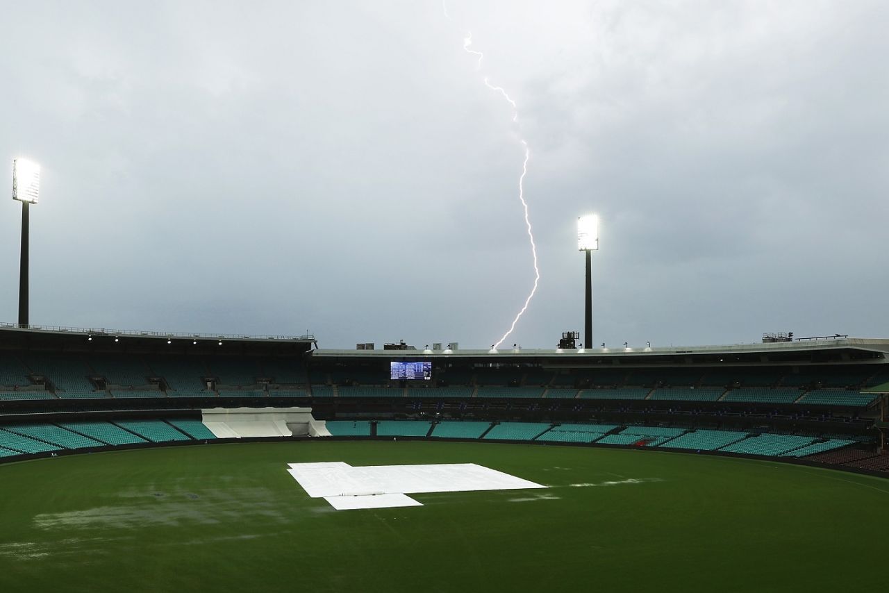Lightning strikes the Sydney Cricket Ground on the last day of the game ...