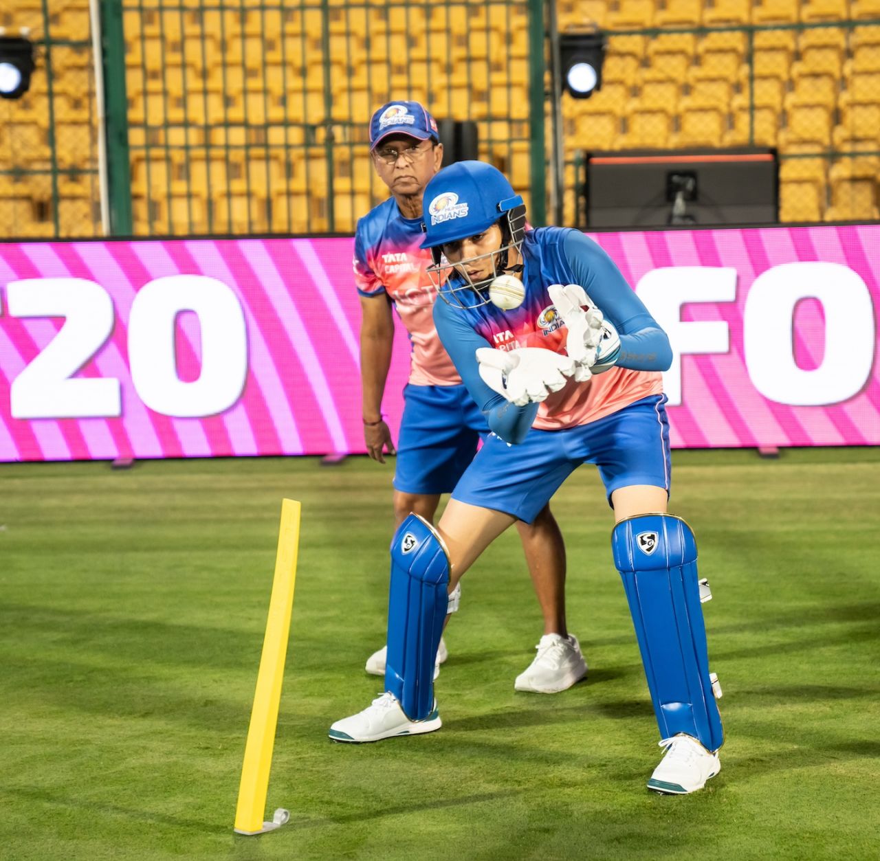 RCB head coach Luke Williams at a training session | ESPNcricinfo.com