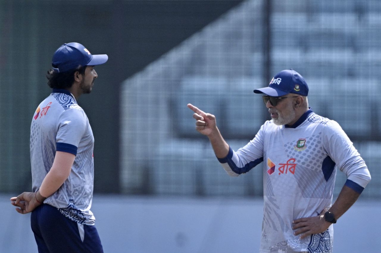 Chandika Hathurusinghe has a word with Soumya Sarkar | ESPNcricinfo.com