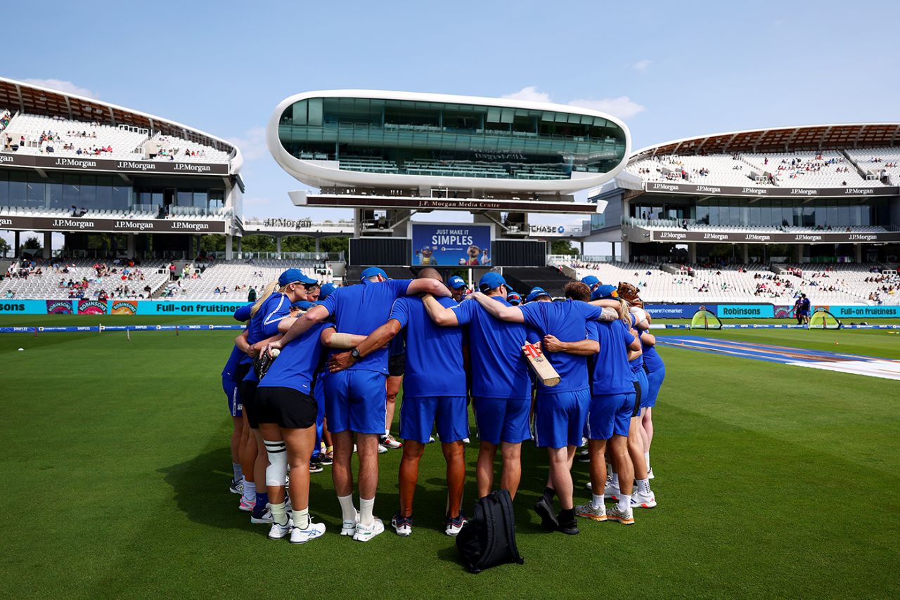 London Spirit in their pre-match team huddle | ESPNcricinfo.com