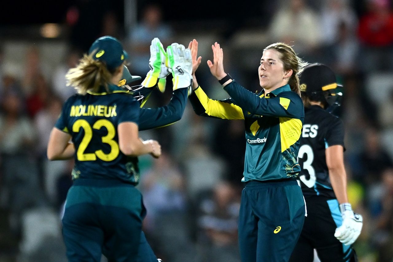 Darcie Brown and Phoebe Litchfield combined to dismiss Suzie Bates ...