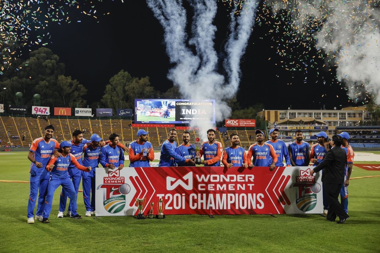 The India players celebrate their trophy win | ESPNcricinfo.com