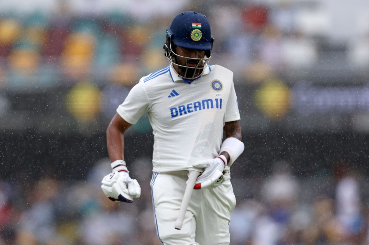 KL Rahul uses his jersey to keep his bat dry in the rain | ESPNcricinfo.com