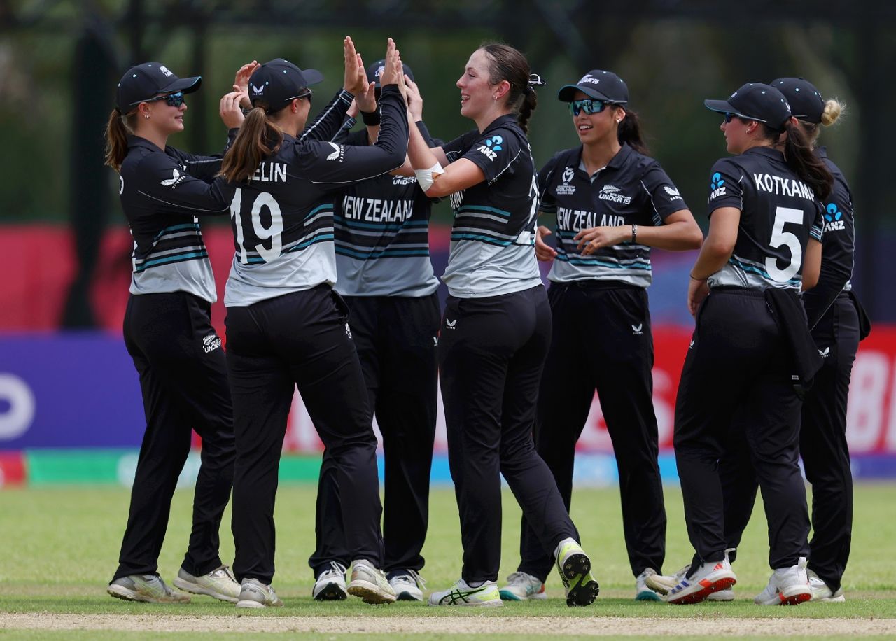 Hannah O'Connor celebrates with her team-mates | ESPNcricinfo.com