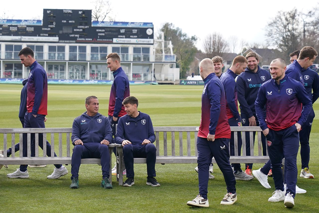 Adam Hollioake and Simon Cook at the pre-season photo op | ESPNcricinfo.com