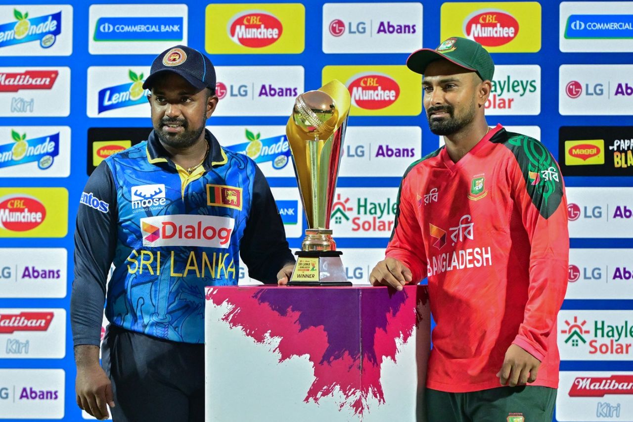 Charith Asalanka and Litton Das pose with the T20 trophy | ESPNcricinfo.com