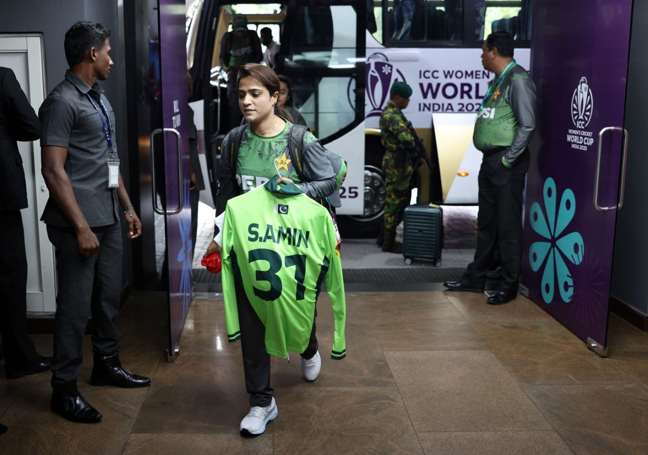Sidra Amin arrives at the ground in Colombo | ESPNcricinfo.com