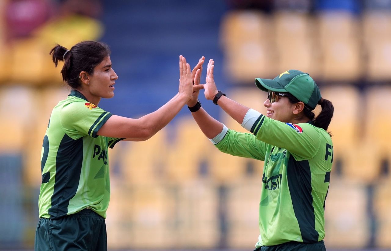 Diana Baig and Fatima Sana both picked up early wickets | ESPNcricinfo.com
