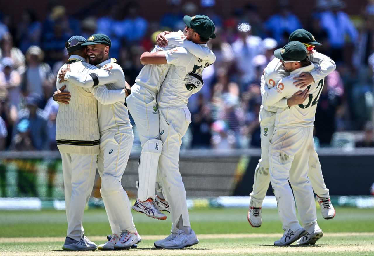 Australia's players celebrate after retaining the Ashes | ESPNcricinfo.com