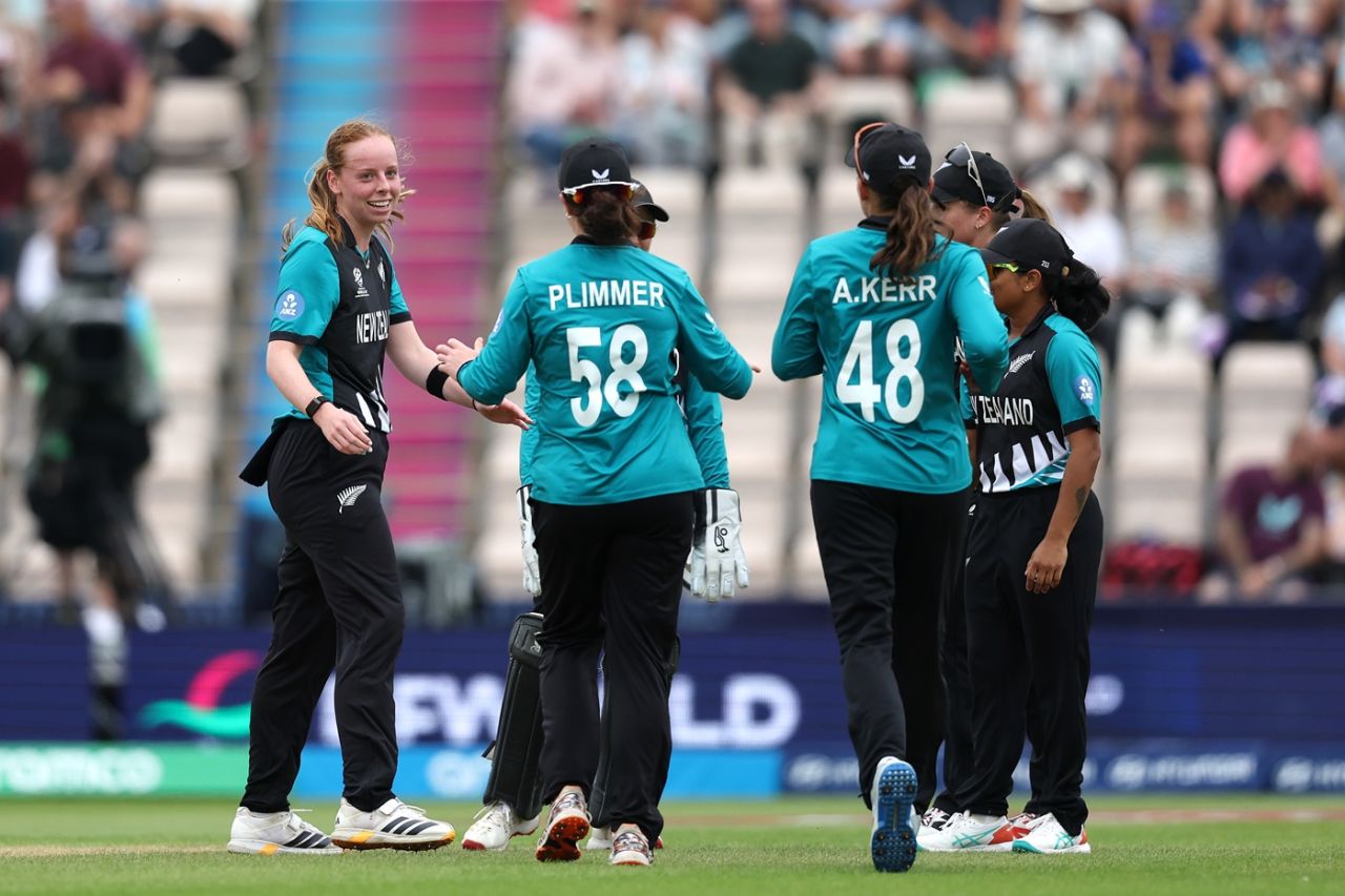 Bree Illing celebrates the wicket of Chamari Athapaththu | ESPNcricinfo.com