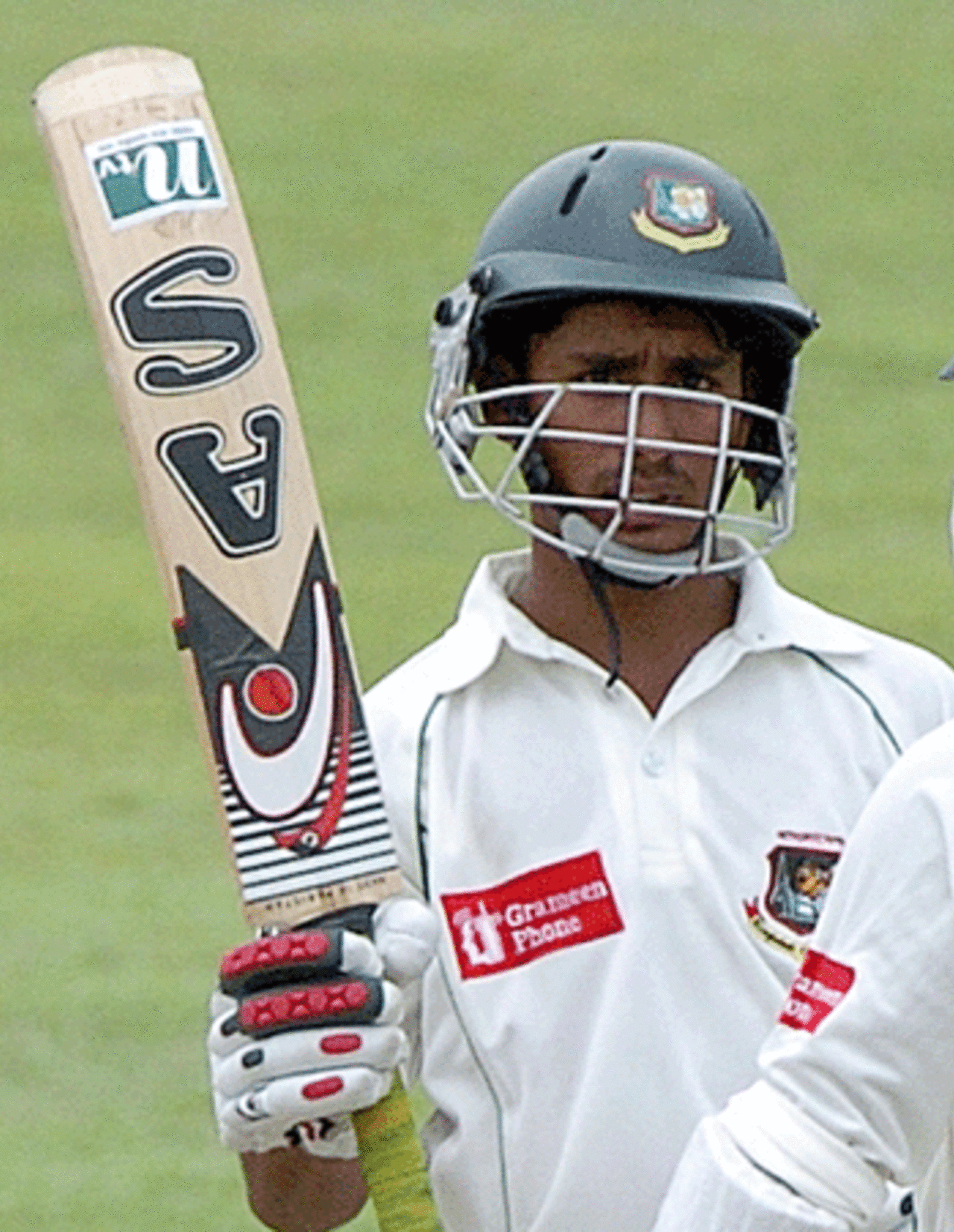 Mohammad Ashraful acknowledges the crowd's applause | ESPNcricinfo.com