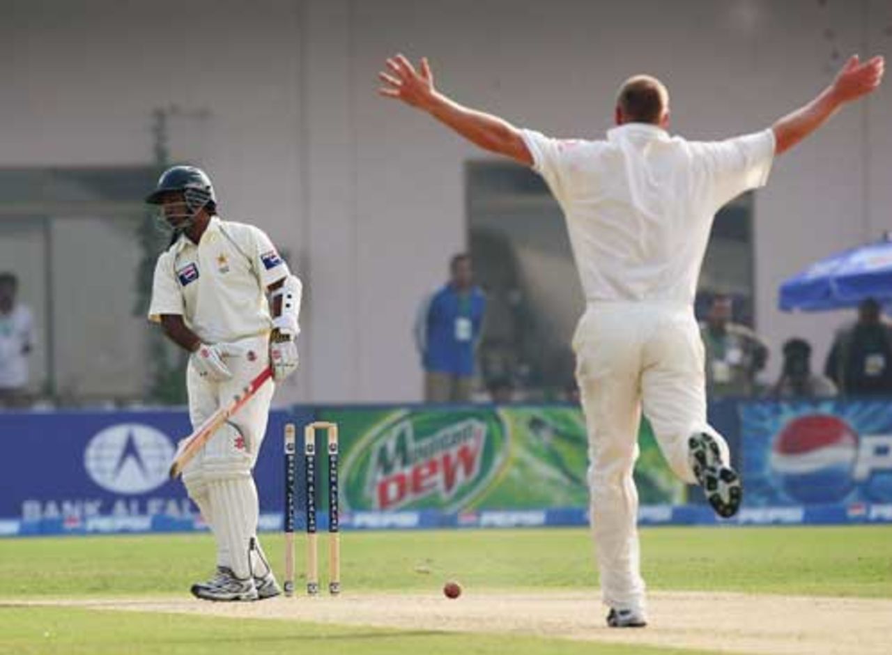 Pakistani cricket fans wave the country's flag in support ...