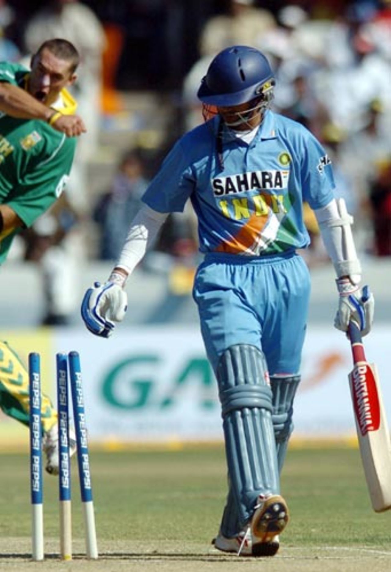 Andre Nel is surrounded by teammates after Rahul Dravid's dismissal ...