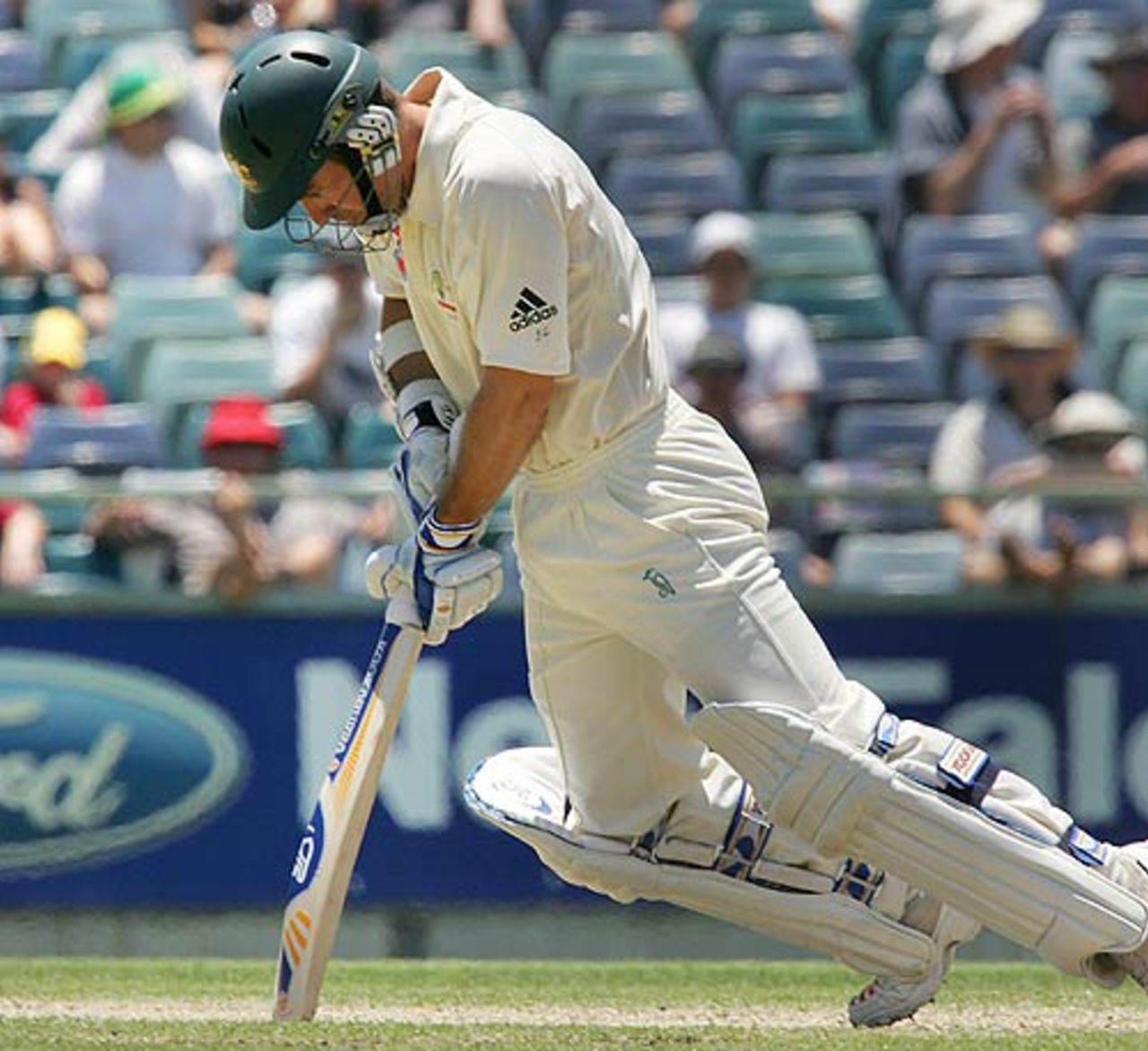 Justin Langer gets some treatment for his hamstring | ESPNcricinfo.com