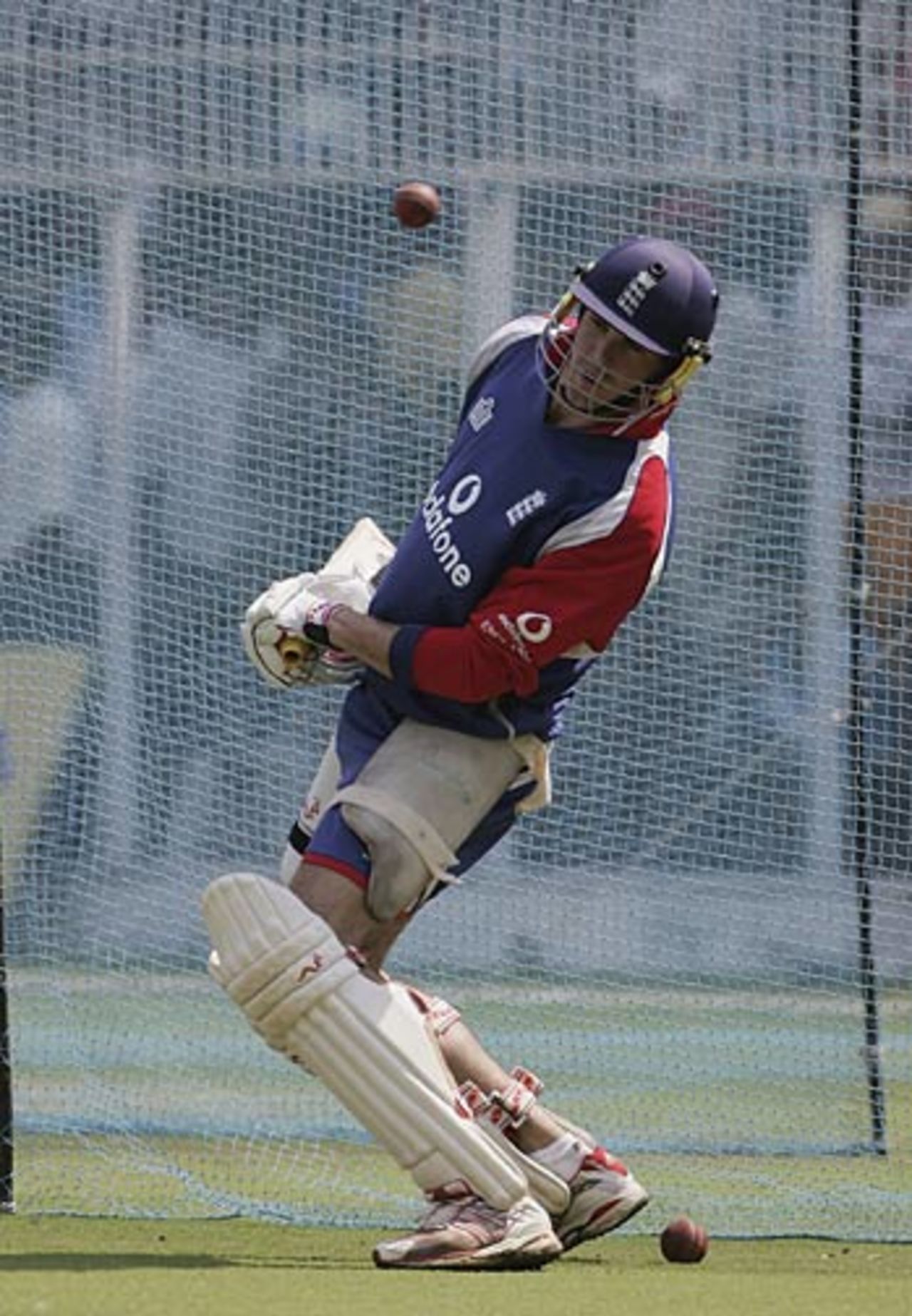Kevin Pietersen tests his back in the nets | ESPNcricinfo.com