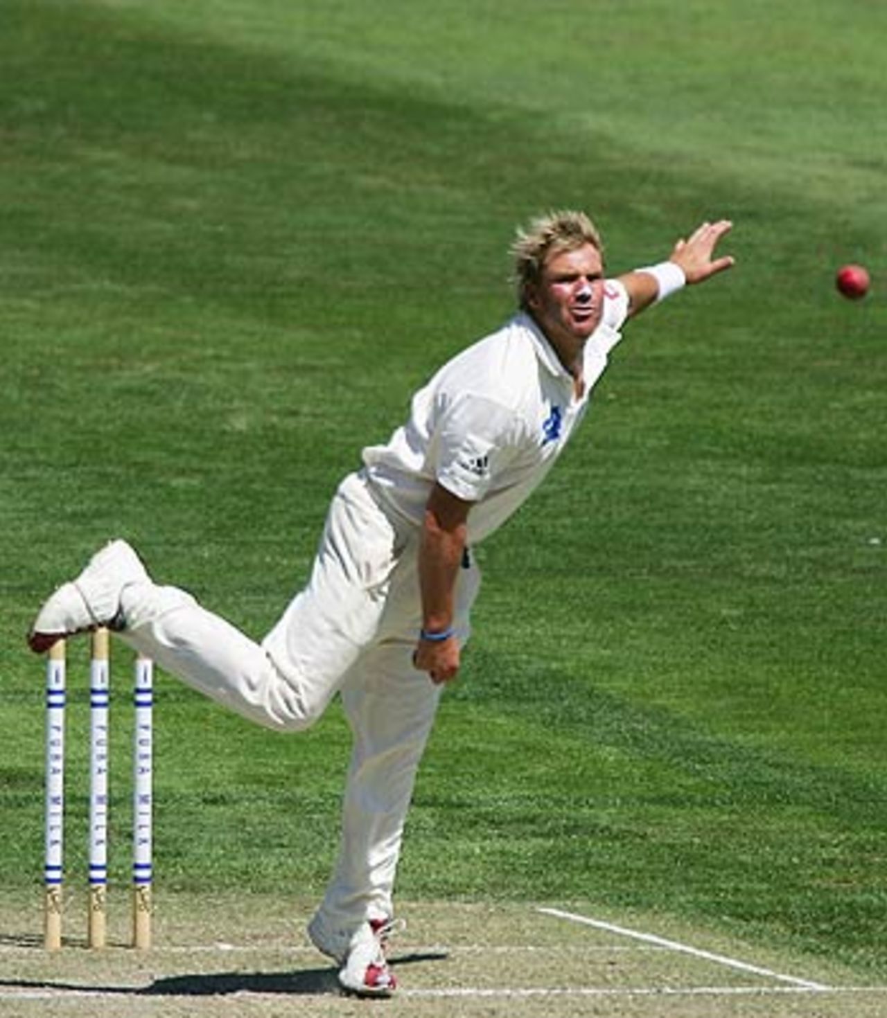 Matthew Hayden misses, Nathan Pilon collects | ESPNcricinfo.com