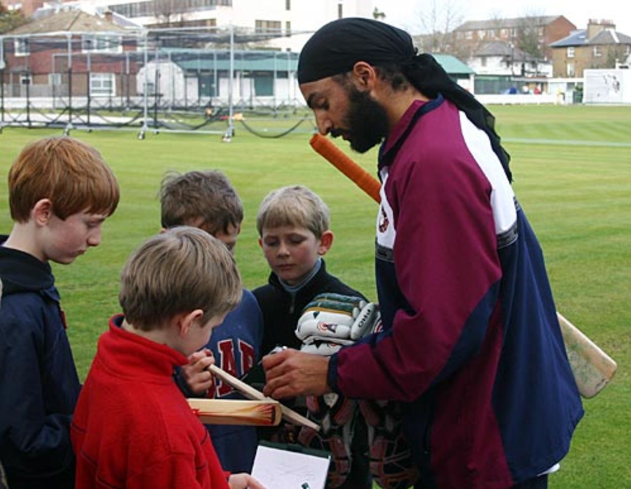 Monty Panesar signs autographs for young admirers | ESPNcricinfo.com