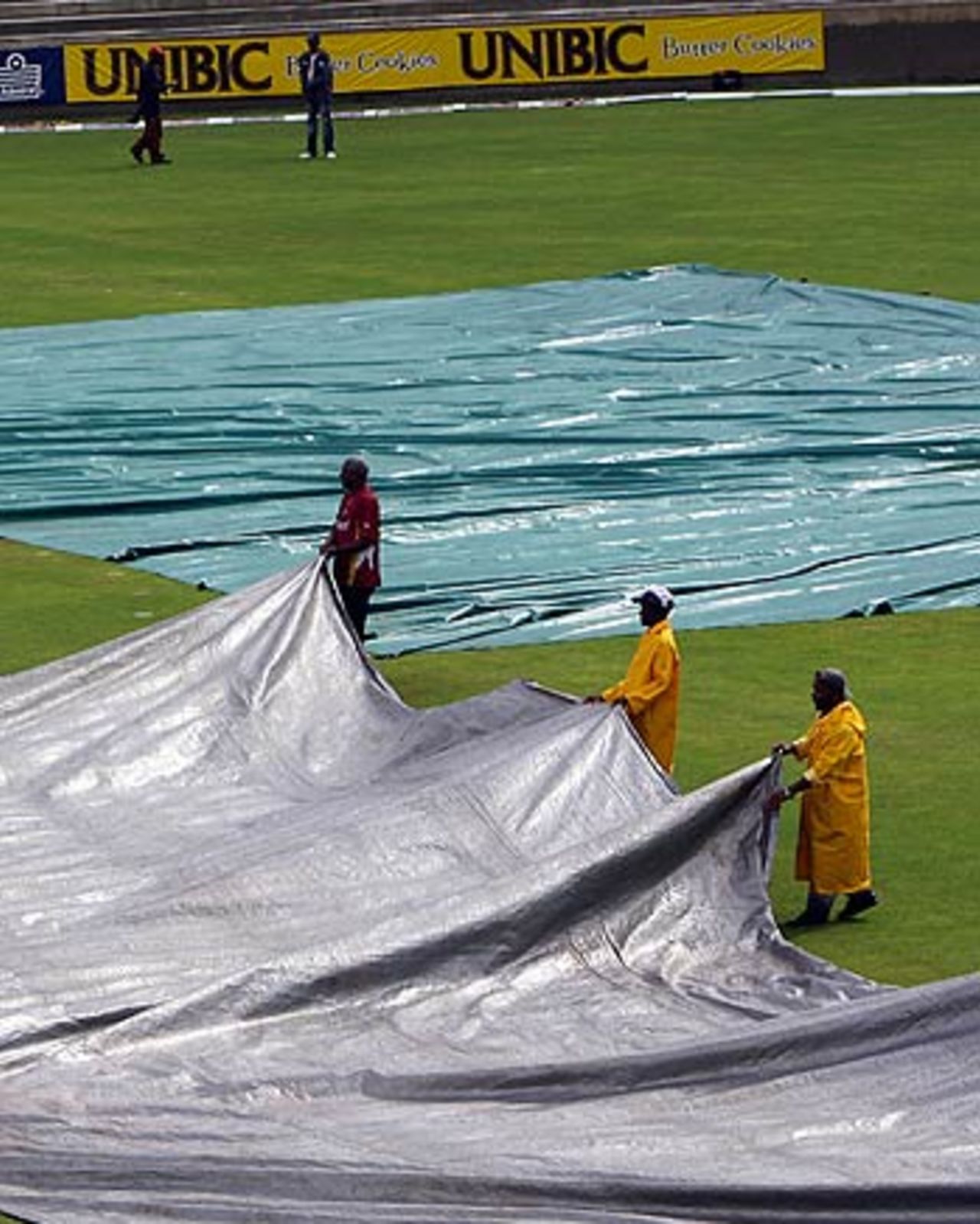 Groundsmen remove the covers | ESPNcricinfo.com