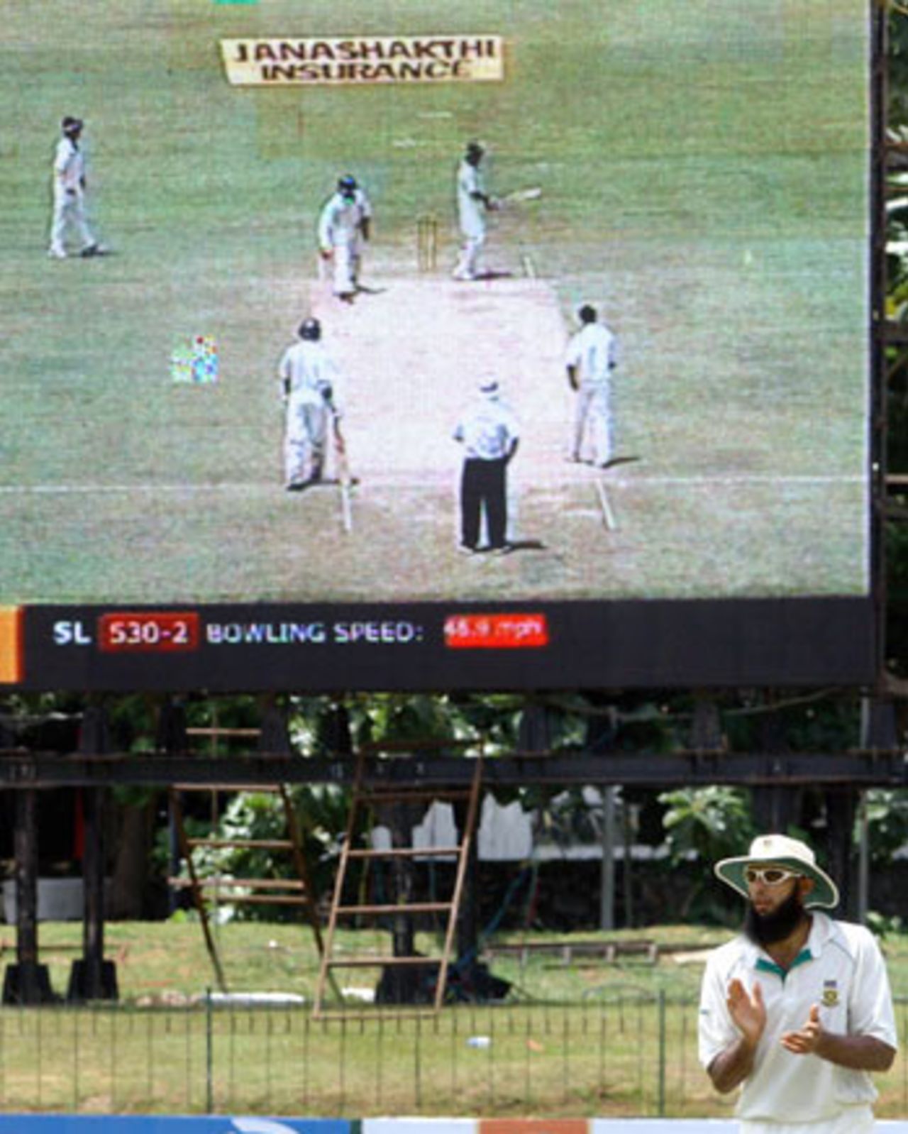 Hashim Amla urges his mates on even though the giant screen paints a ...