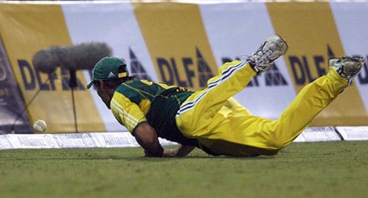 Mitchell Johnson dives in vain at the boundary | ESPNcricinfo.com