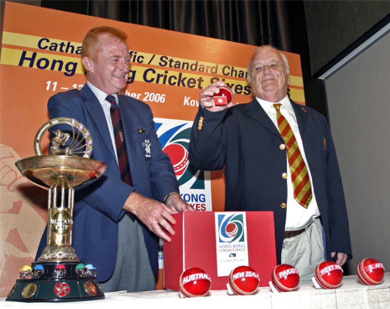 HKCA Chairman Clive Howard and MCC President Robin Marlar make the draw ...
