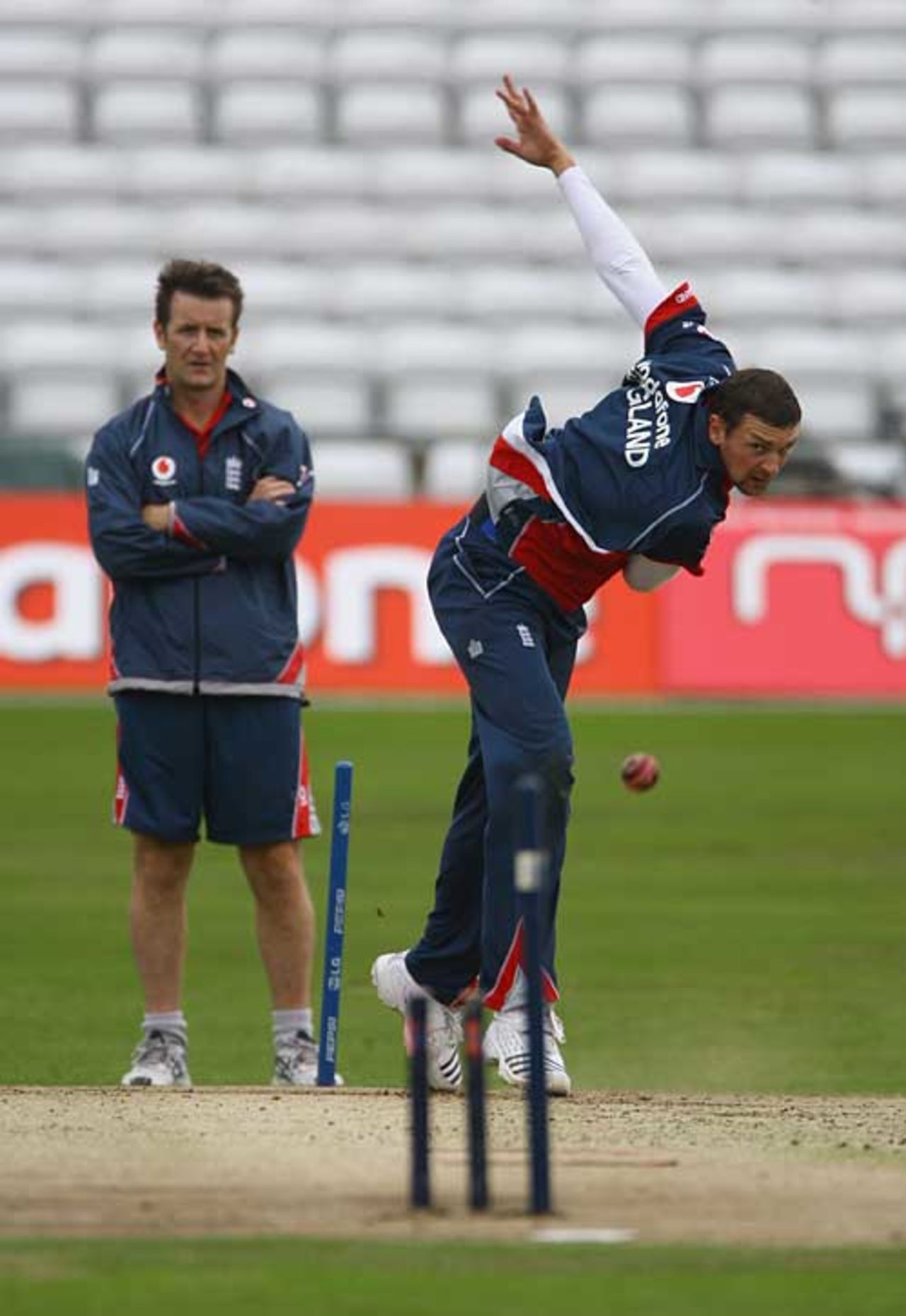 Steve Harmison goes through his bowling with Kevin Shine | ESPNcricinfo.com