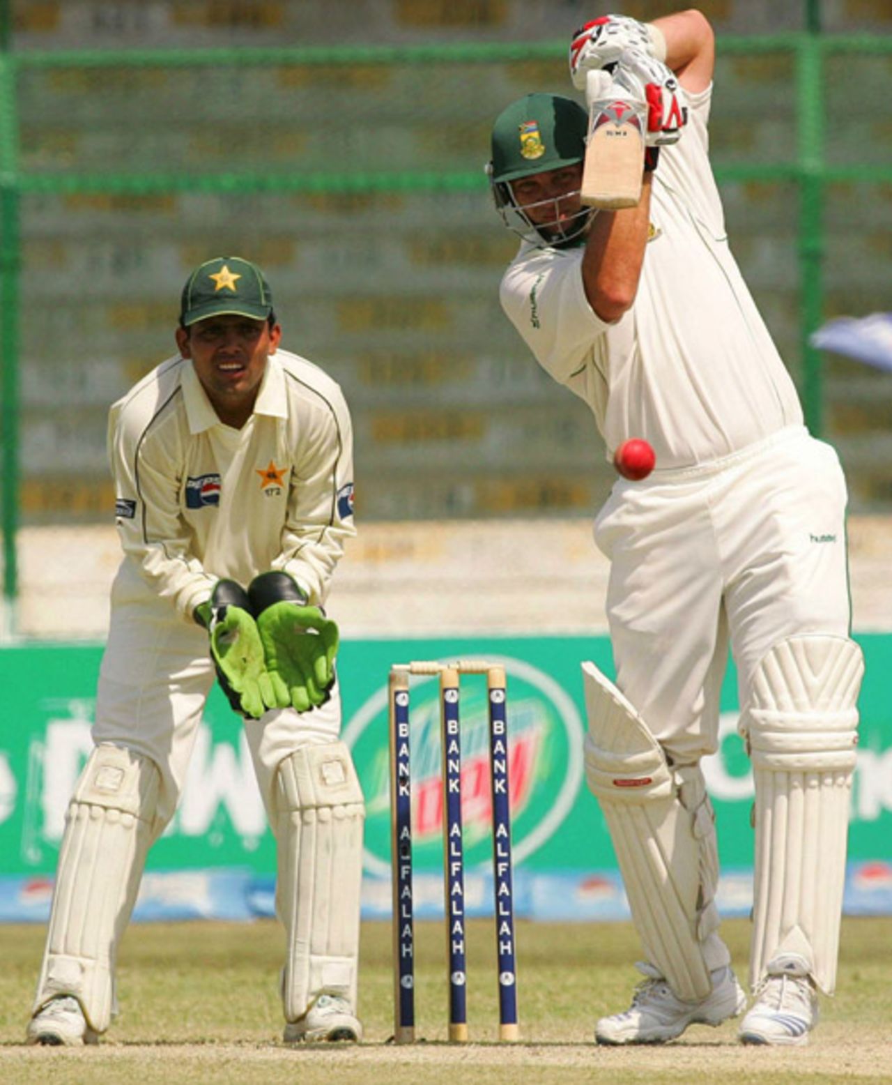 Jacques Kallis sweeps while Kamran Akmal looks on | ESPNcricinfo.com