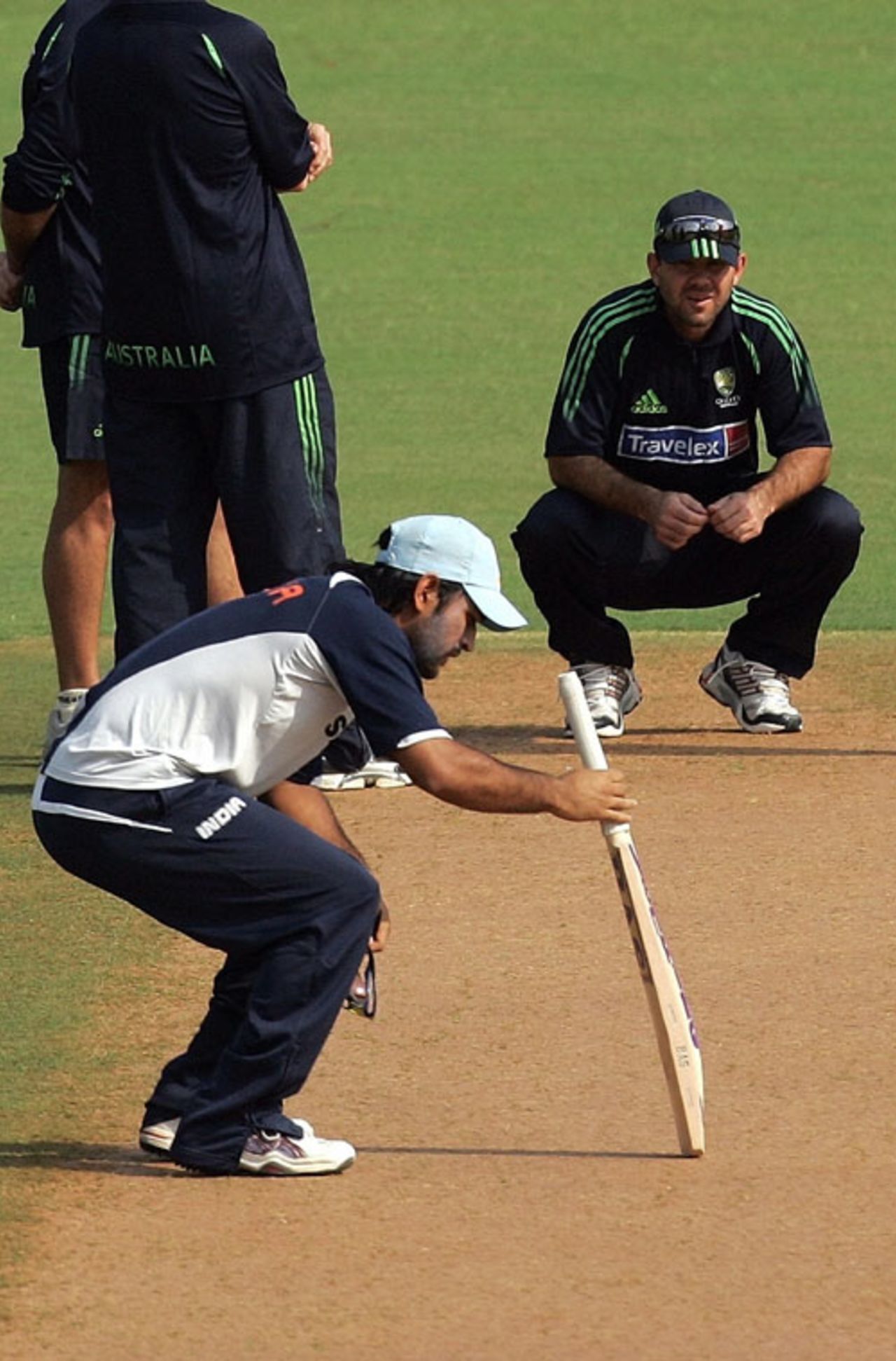 Mahendra Singh Dhoni and Ricky Ponting assess the pitch | ESPNcricinfo.com