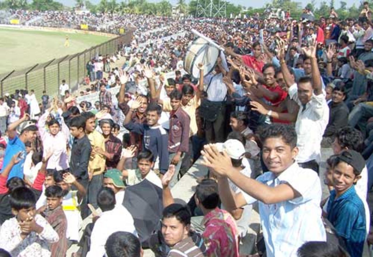 A full house watches Rajshahi take on Dhaka | ESPNcricinfo.com