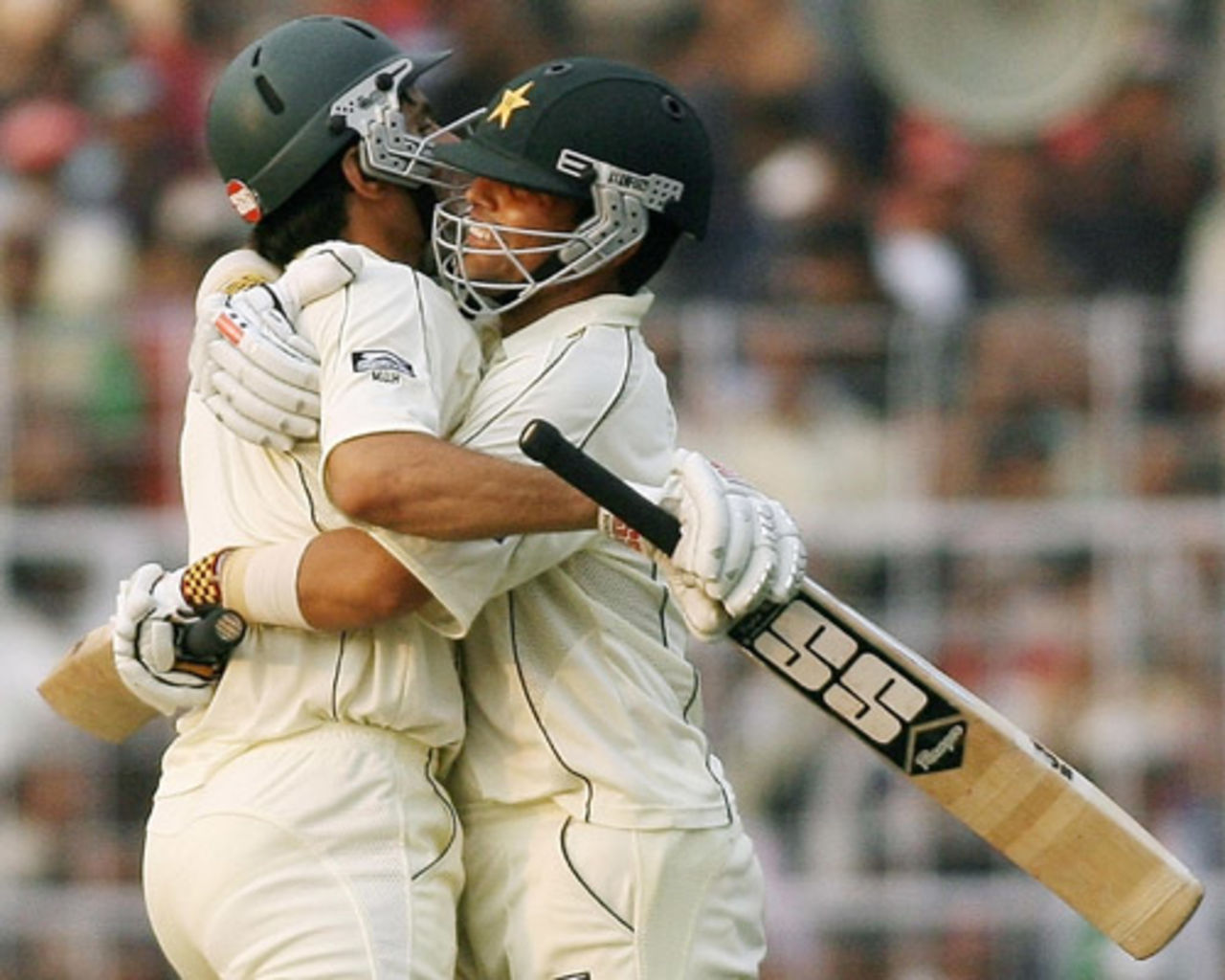Kamran Akmal Congratulates Misbah Ul Haq After He Reached His Maiden