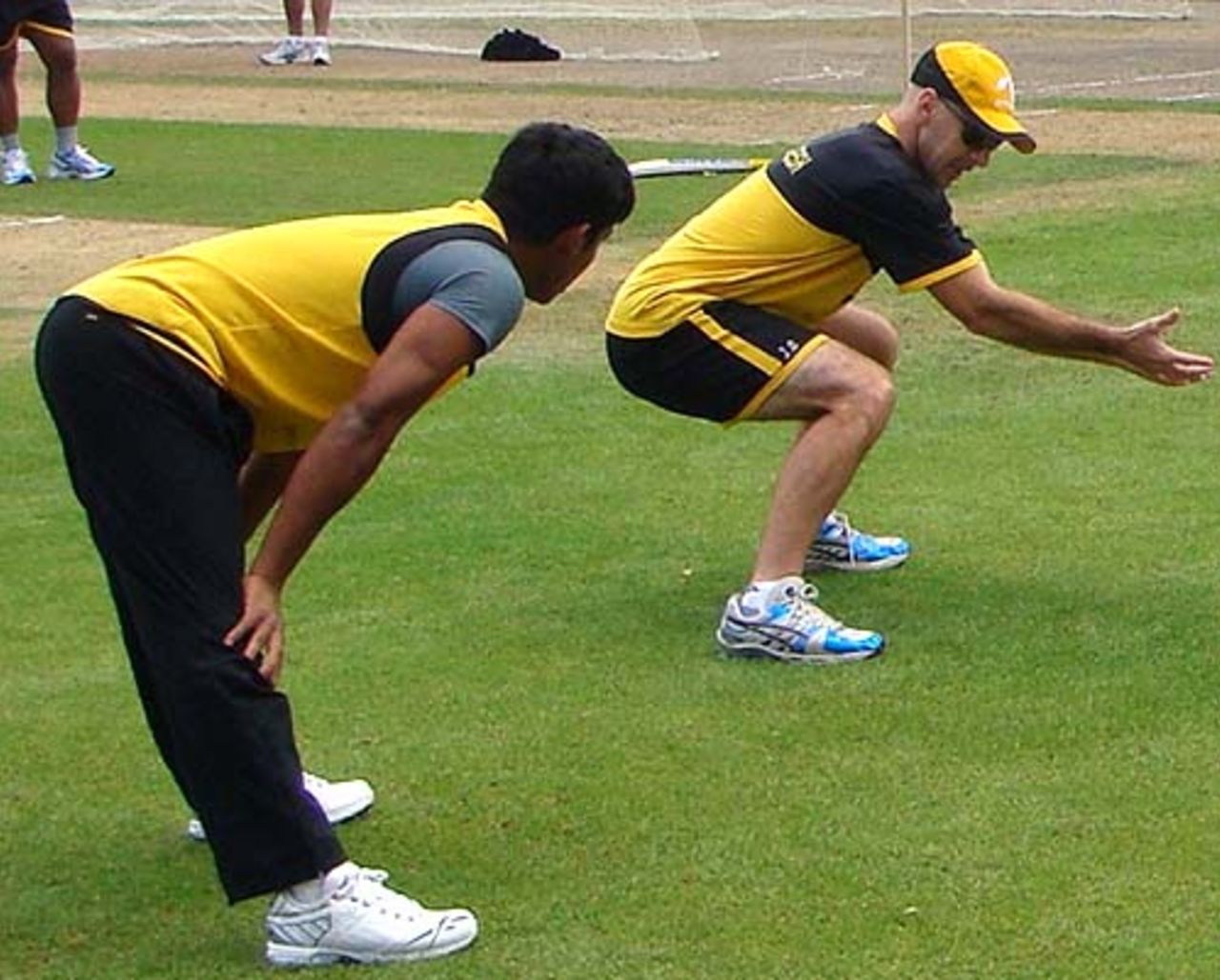 Jamie Siddons shows Mohammad Ashraful how to catch | ESPNcricinfo.com
