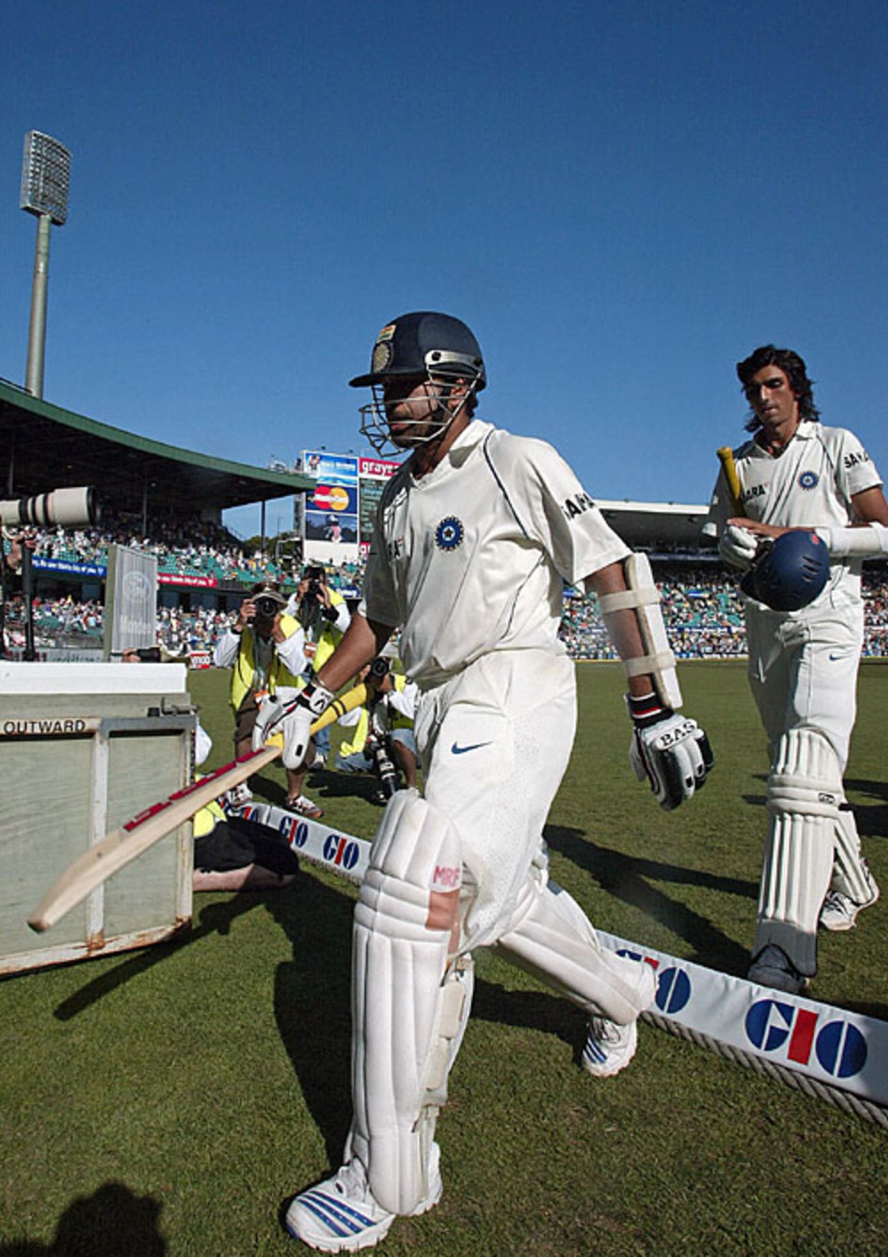 Spectators at the SCG applaud as Sachin Tendulkar returns to the ...