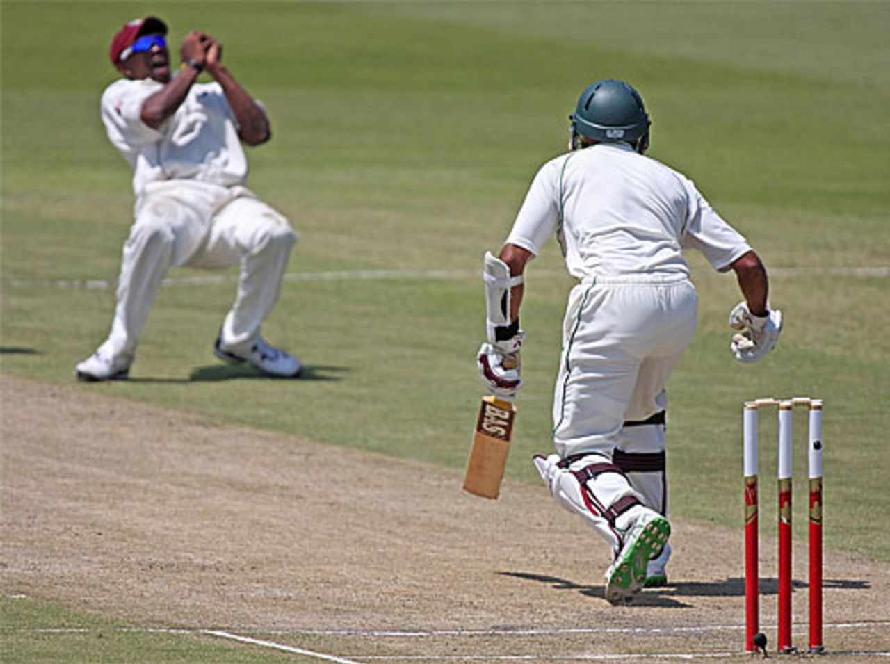Dwayne Bravo takes a sharp chance at silly mid-off to dismiss Hashim ...