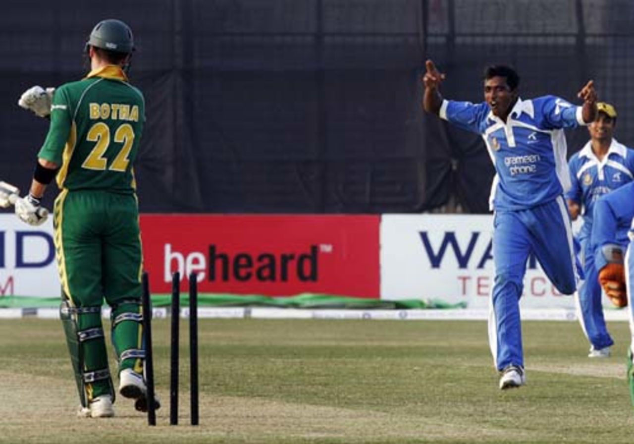 Albie Morkel is run out after colliding with Dhiman Ghosh ...