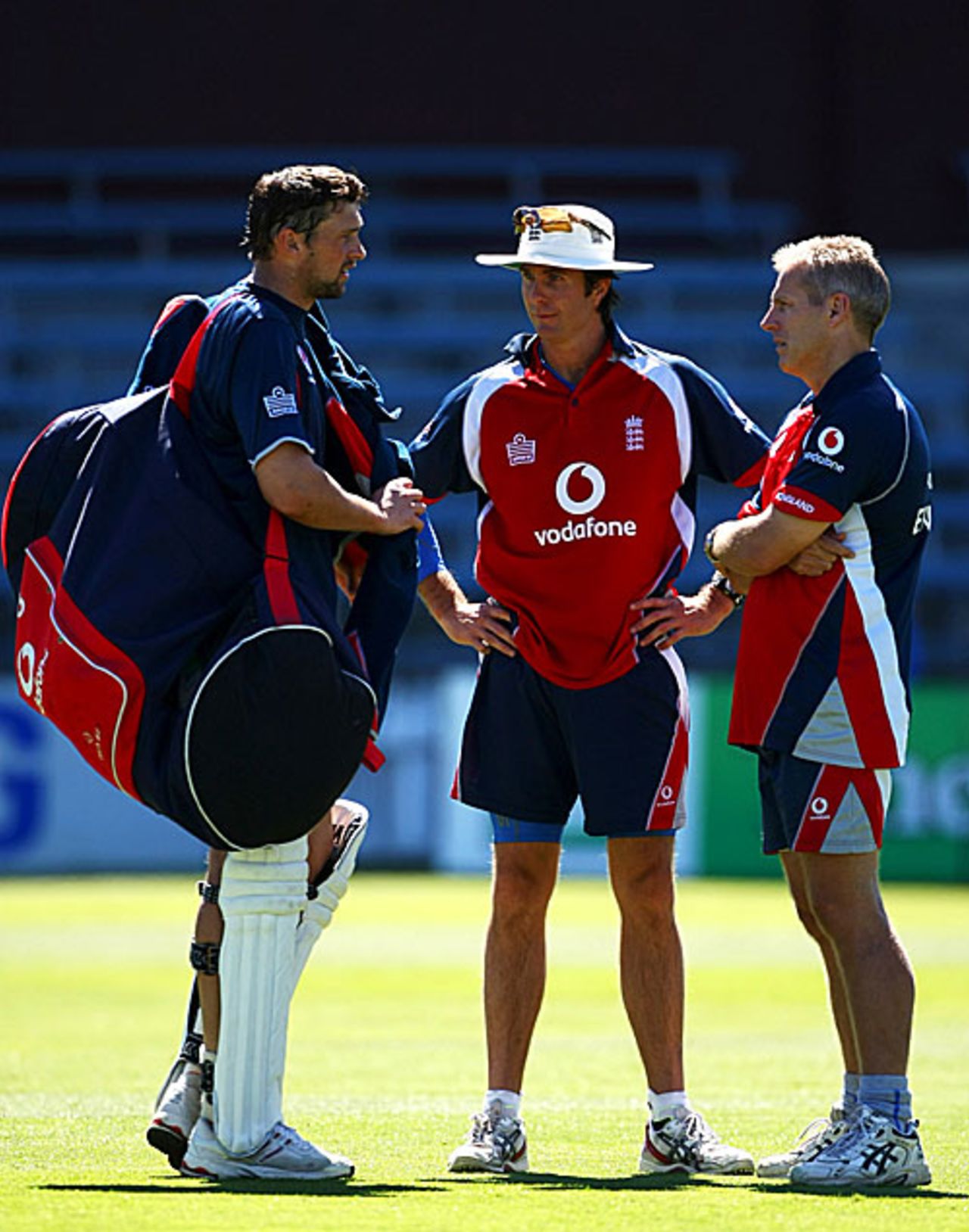 Steve Harmison speaks to Michael Vaughan and Peter Moores ...