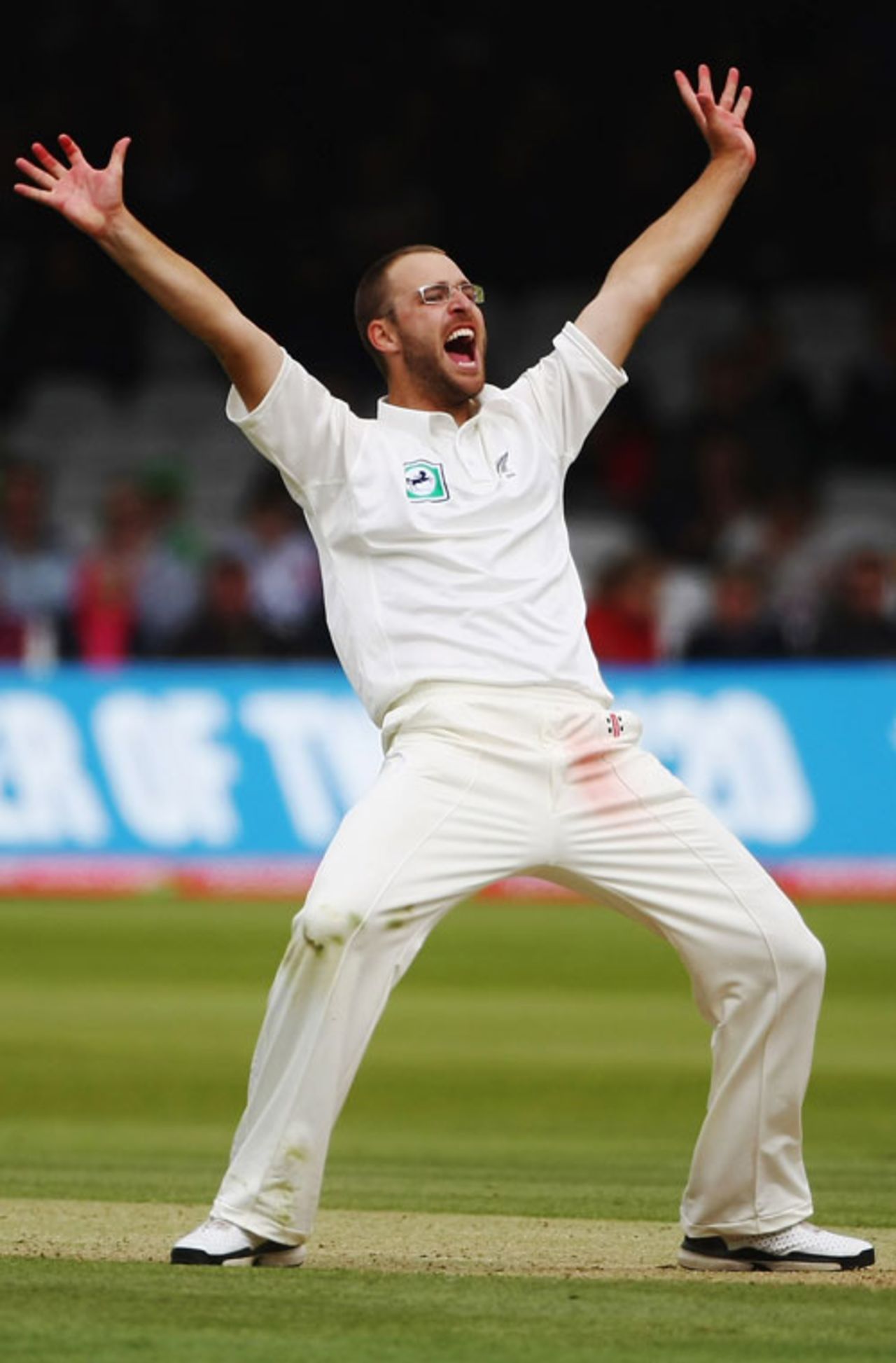 Daniel Vettori takes the applause | ESPNcricinfo.com