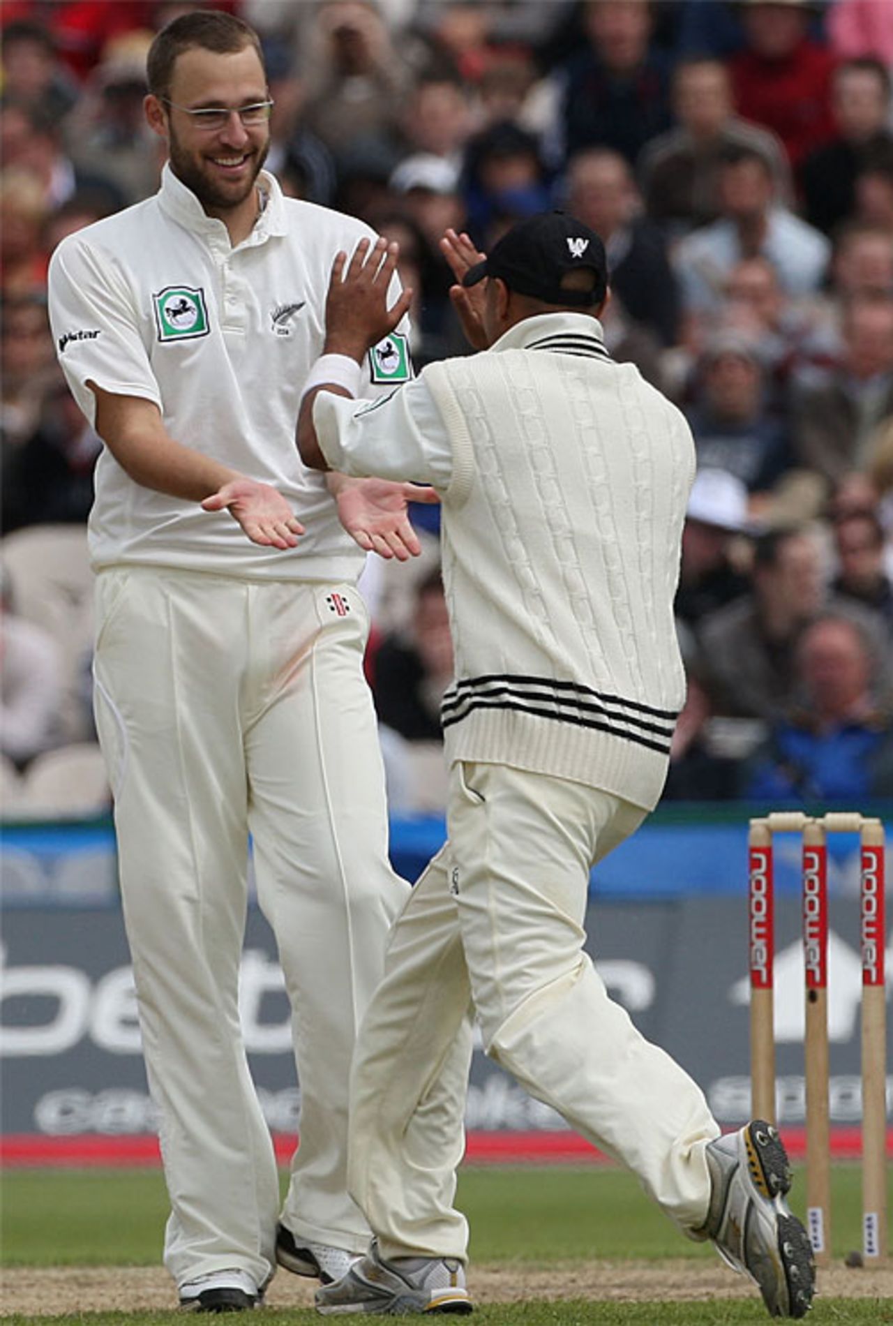 Daniel Vettori gets the finger from Darrell Hair during his five-wicket ...