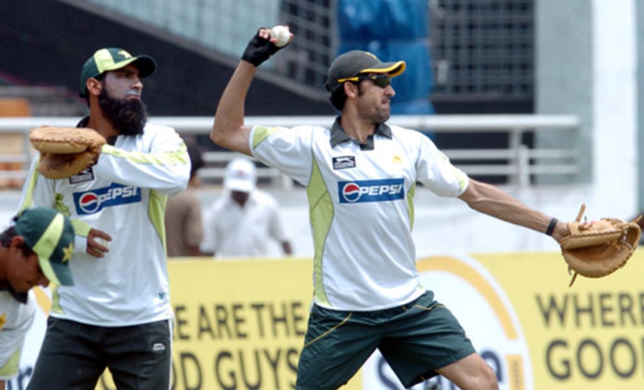 Mohammad Yousuf and Umar Gul take charge during practice | ESPNcricinfo.com