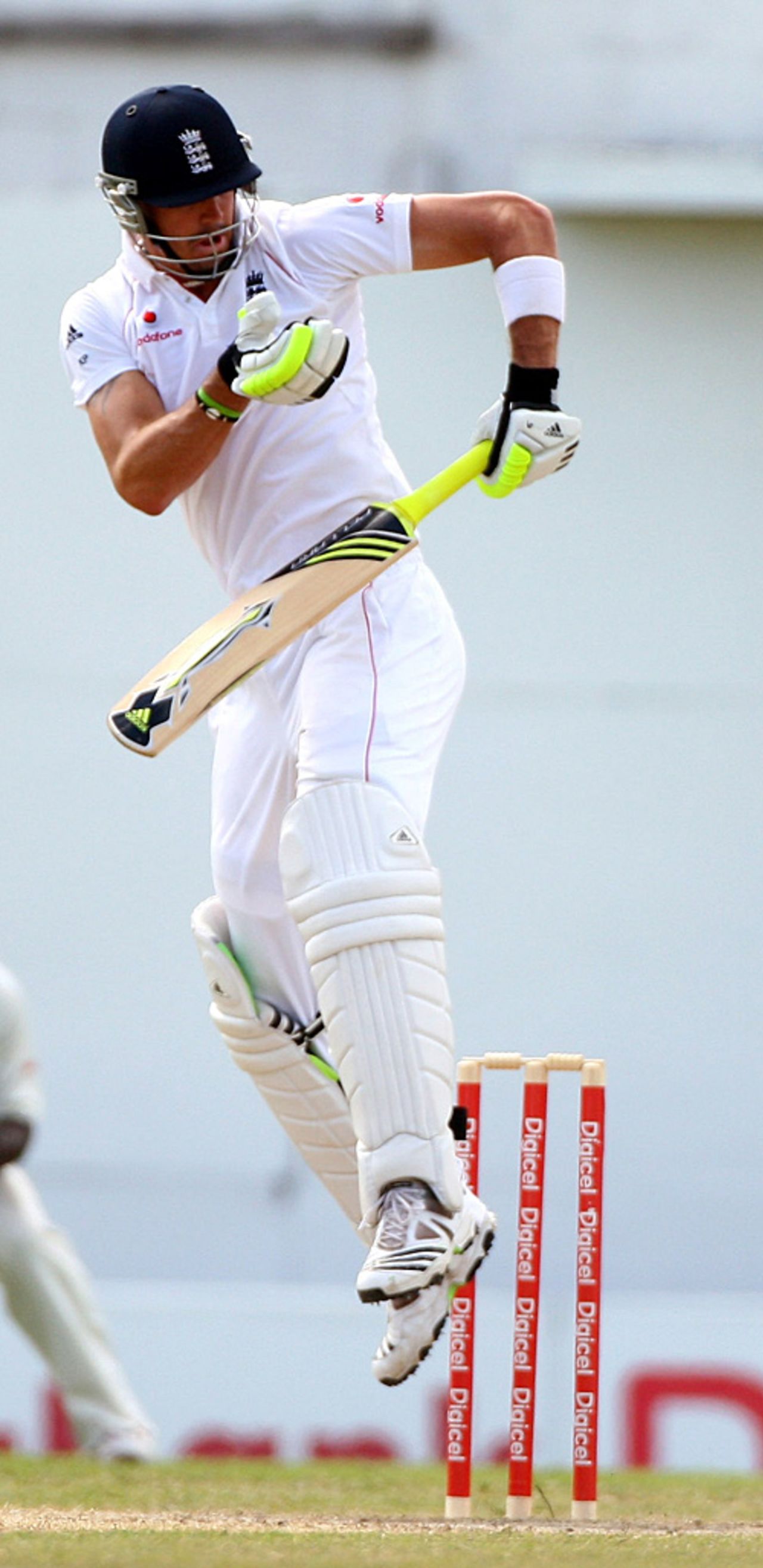 Kevin Pietersen squats and grimaces | ESPNcricinfo.com