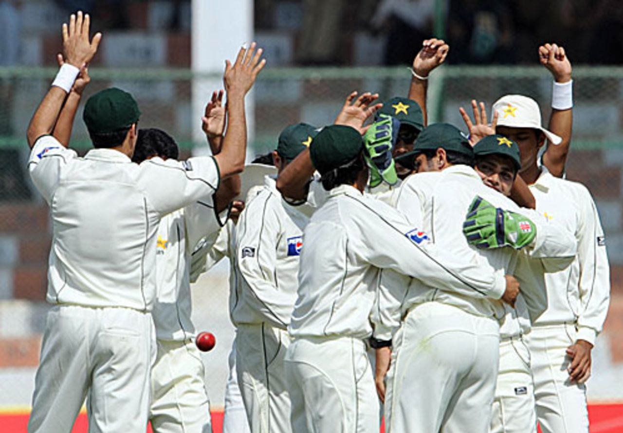 Pakistan celebrate their breakthrough in the first over | ESPNcricinfo.com