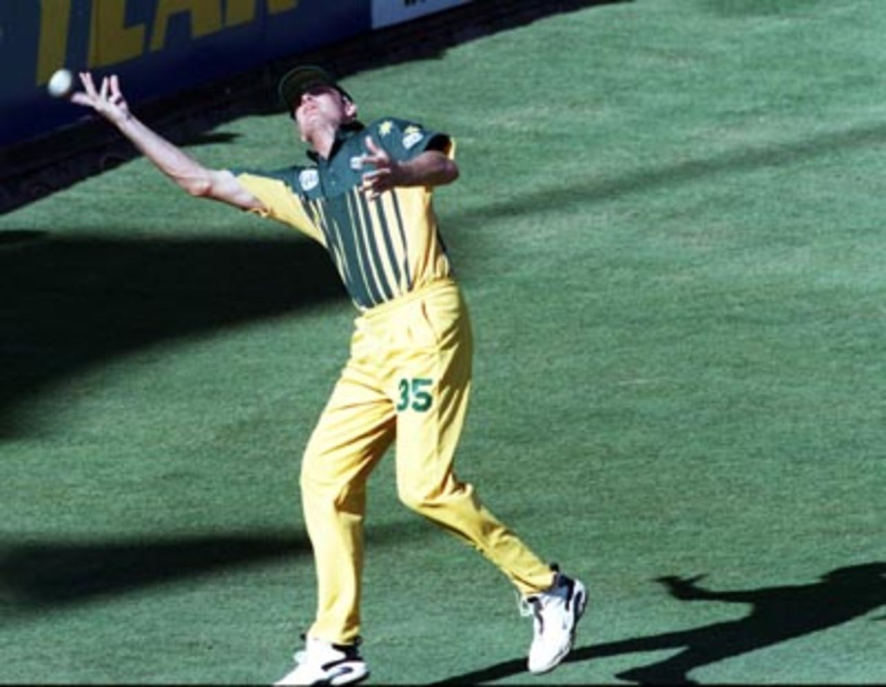 Hansie Cronje smashes a six, Australia v South Africa, Sydney, 1997/98 | ESPNcricinfo.com