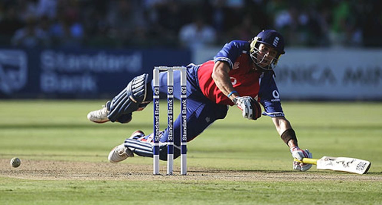 Kevin Pietersen dives for his crease as Andre Nel shies at the stumps ...