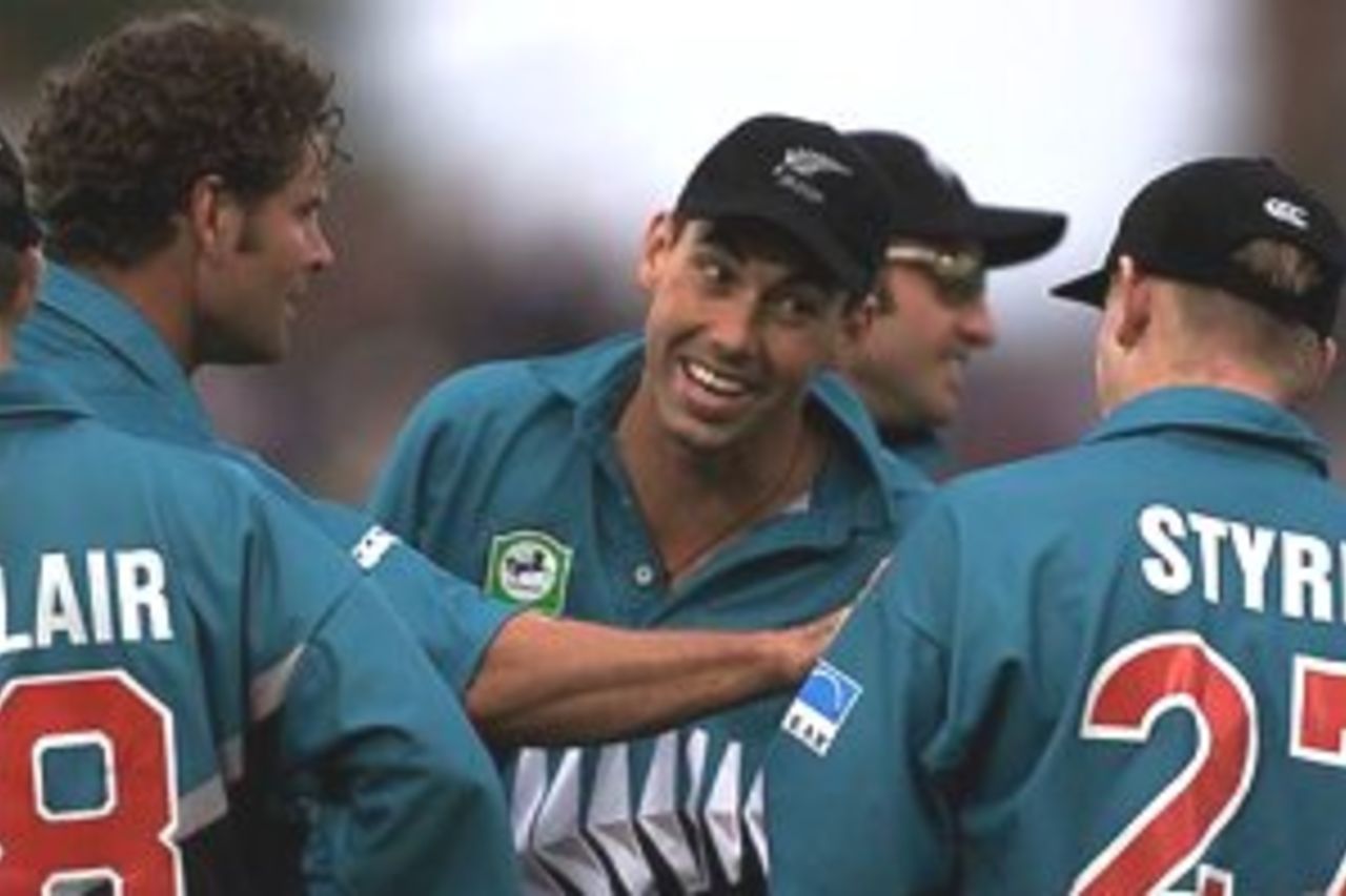 Styris is congratulated by Cairns and Fleming, New Zealand v Australia ...