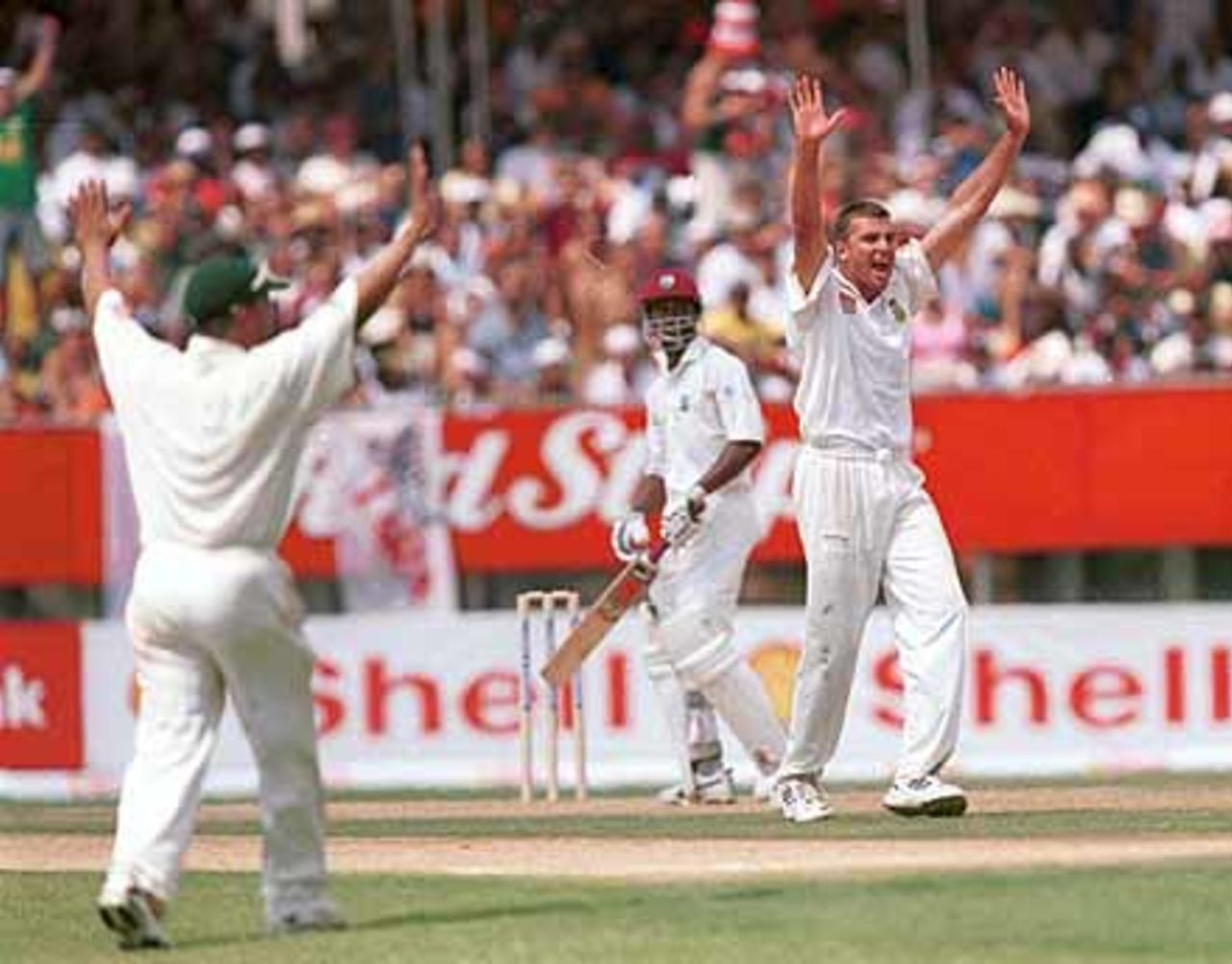 Justin Kemp as site screen attendant | ESPNcricinfo.com